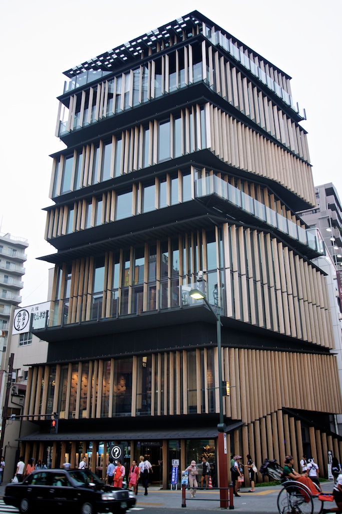 Autour du Asakusa Culture Tourist Information Center de Kengo Kuma (2 ...