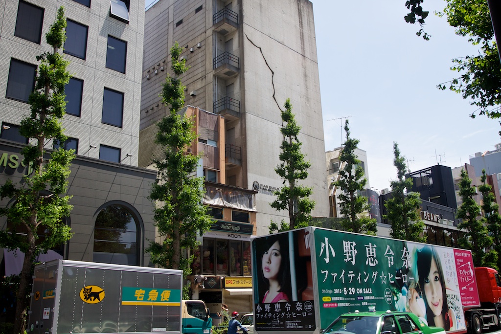 2 hours walk around the cracked wall – made in tokyo