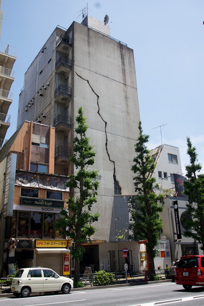 2 hours walk around the cracked wall – made in tokyo